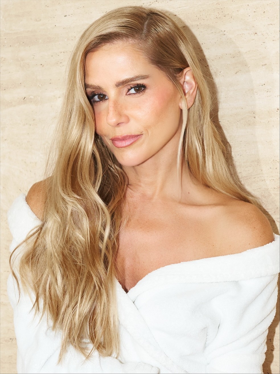 Sabrina Sato resgata foto ganhando 'mão boba' de Deborah Secco; veja