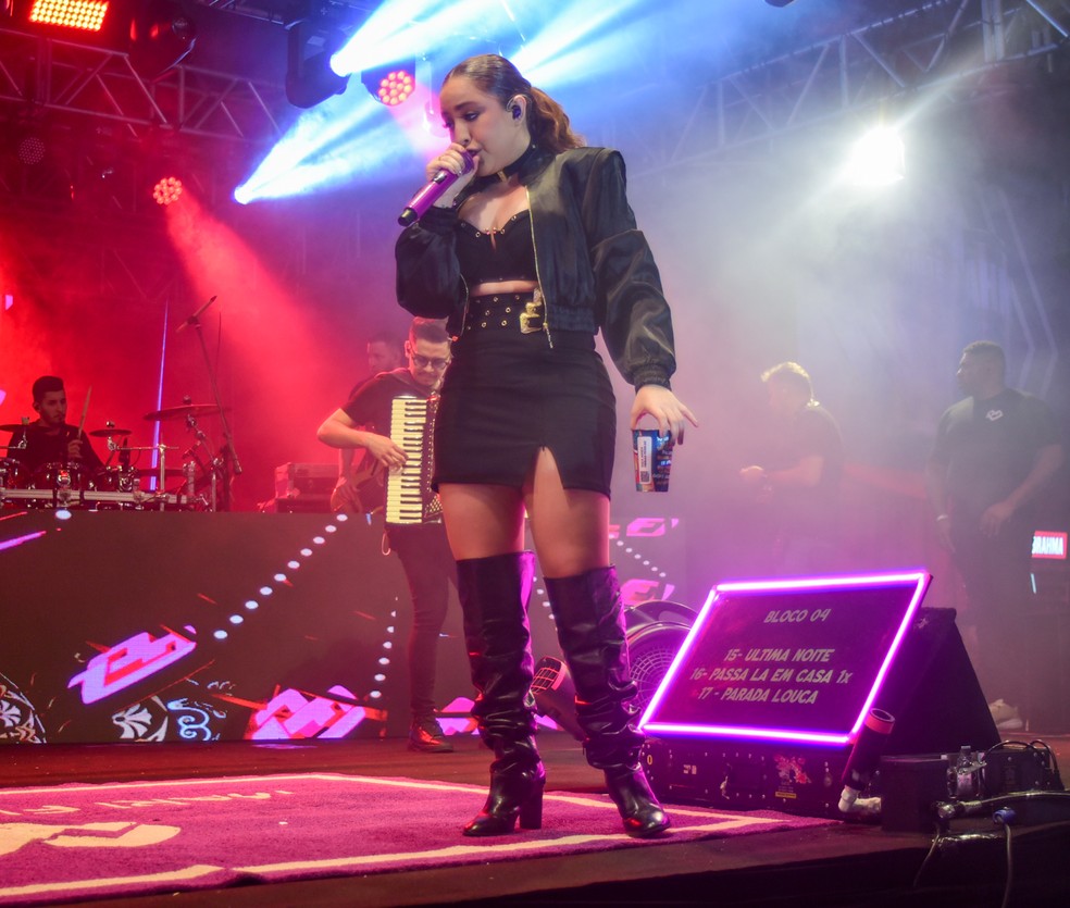 Mari Fernandez recebe namorada e mais famosos em show em SP