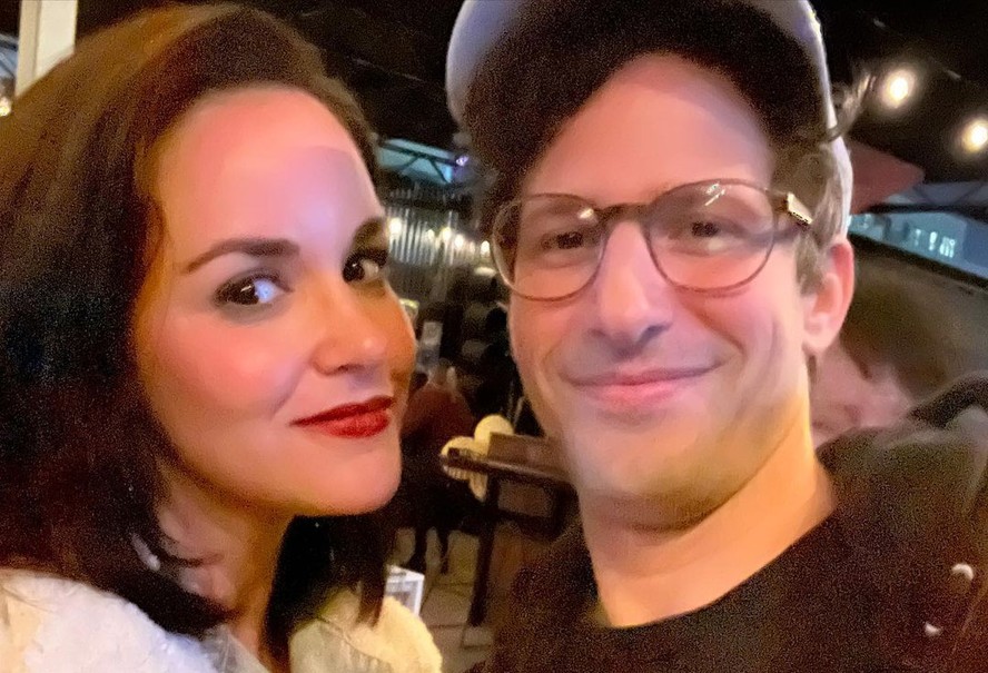 Casal em 'Brooklyn Nine-Nine', Andy Samberg e Melissa Fumero se reencontram