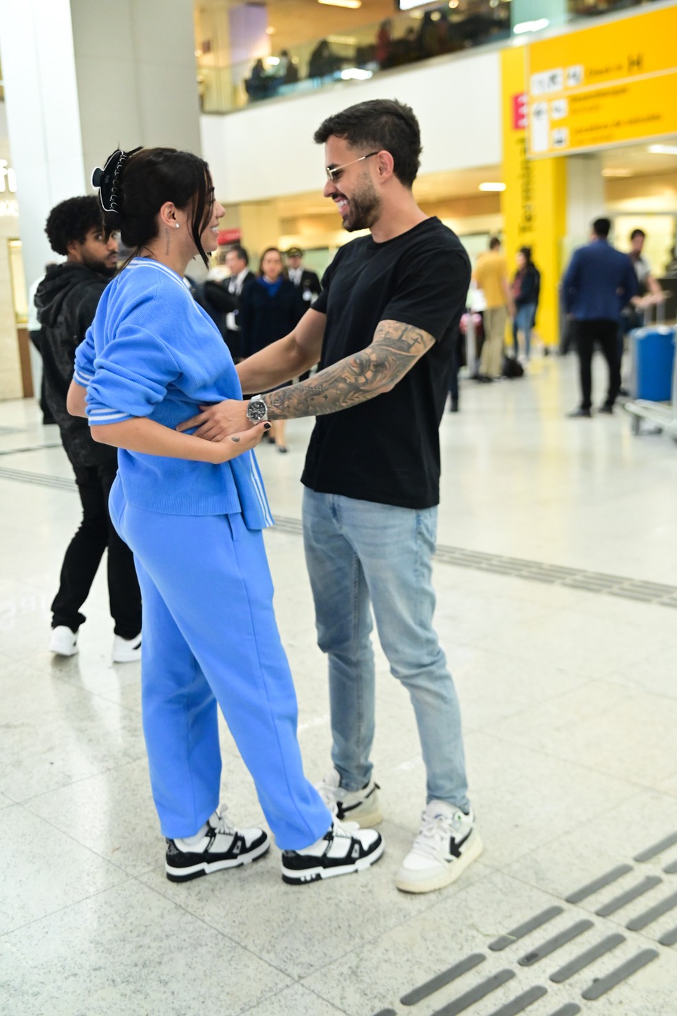 Key Alves troca beijos apaixonados ao reencontrar namorado no Brasil; fotos