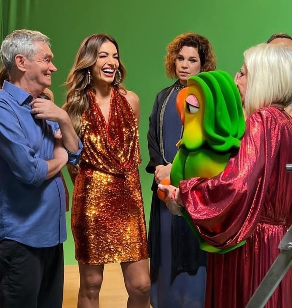 Eliana, Deborah Secco e time de famosos gravam mensagem de fim de ano ...