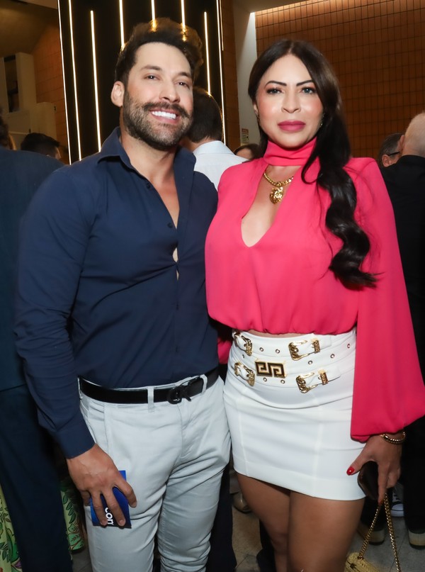 Sylvia Design troca beijos em aparição rara com o novo namorado