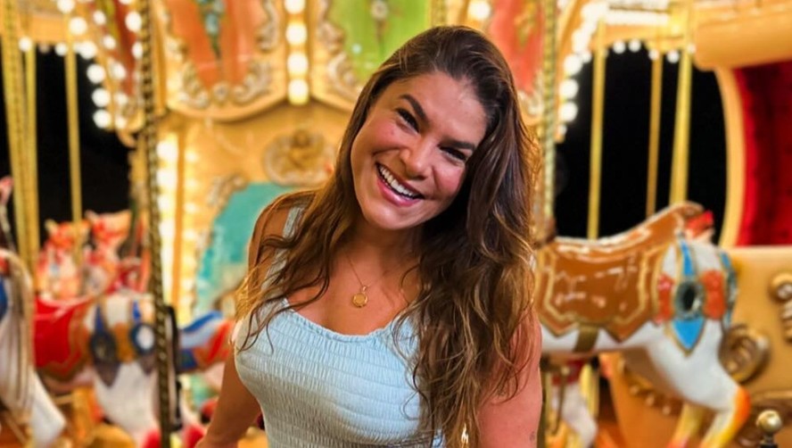 Priscila Fantin arranca elogios ao tomar sol de biquíni na grama