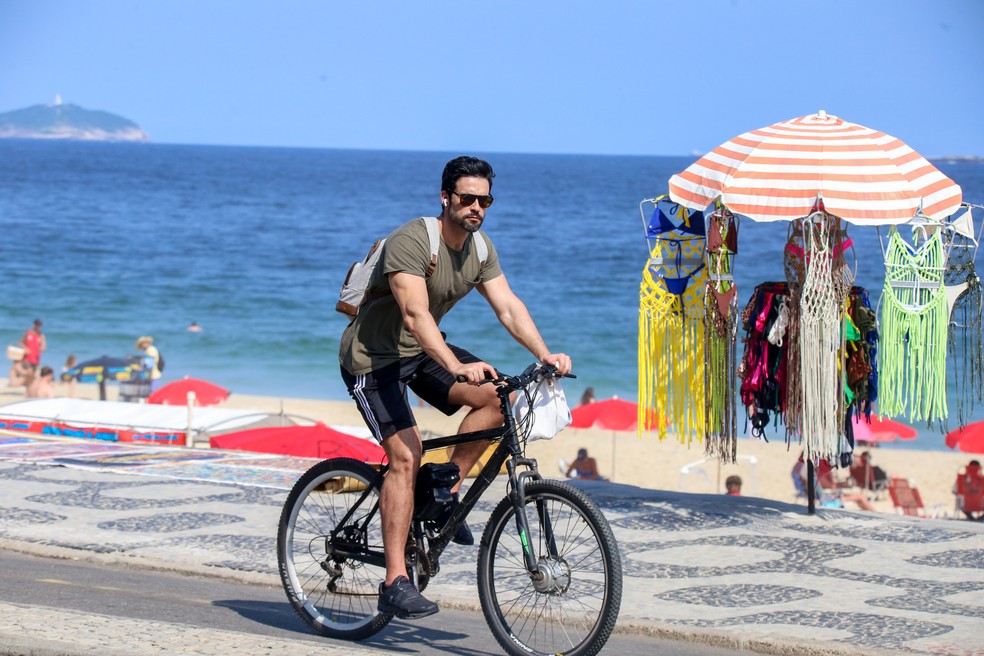 Sergio Marone aproveita dia ensolarado pedalando em orla da Praia do ...