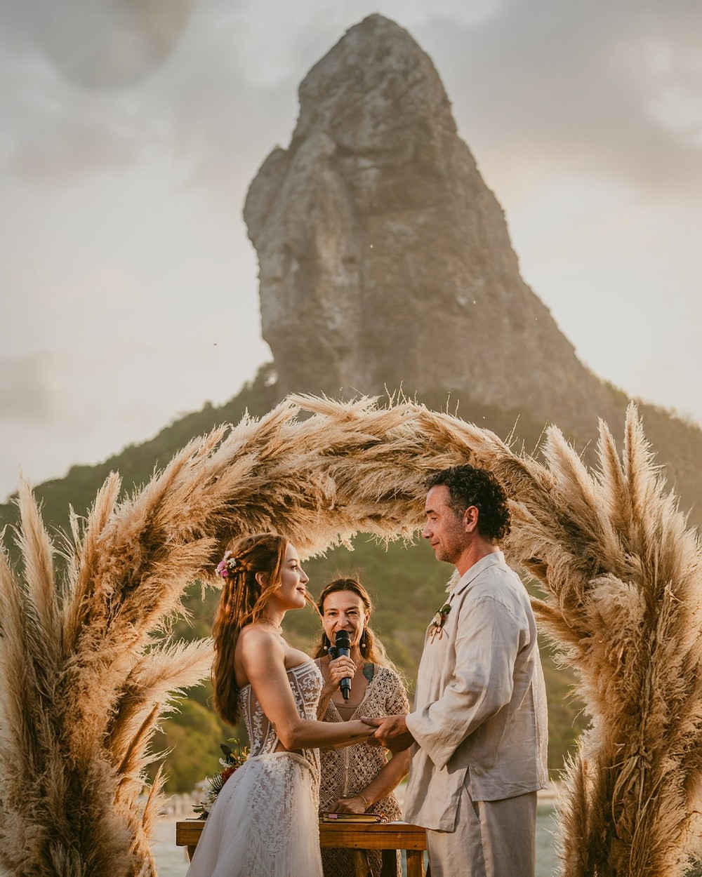 Marco Luque e Jéssica Correia se casam em Fernando de Noronha