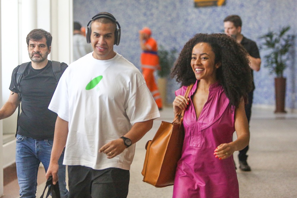 Thiago Oliveira e Valéria Almeida desembarcam juntos em aeroporto do Rio