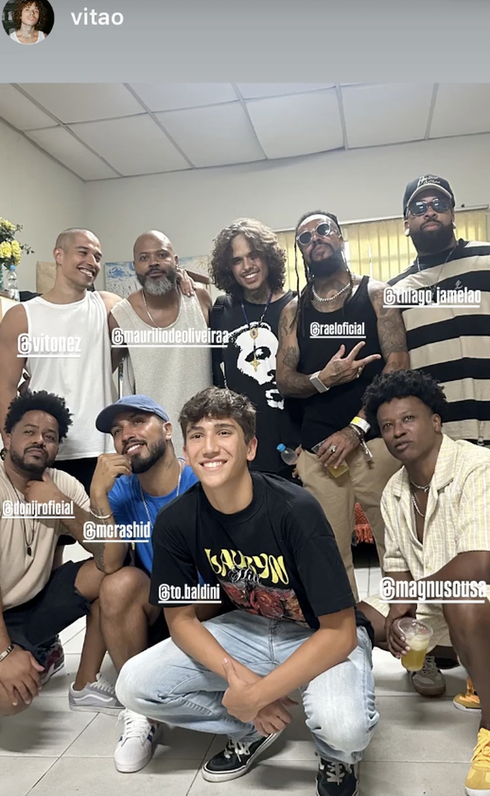 Discreto, filho mais velho de Maria Rita aparece tocando em roda de ...