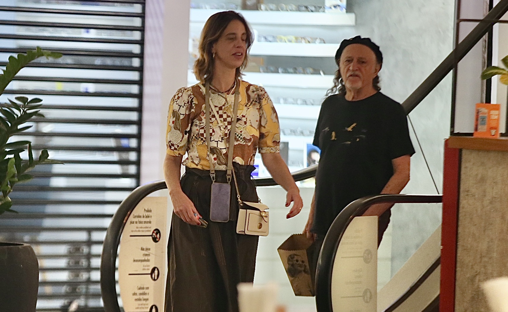 Alceu Valença curte passeio com a esposa em aparição rara do casal; fotos