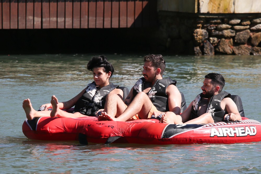 Ana Castela e Gustavo Mioto aproveitam dia de calor em praia de Angra ...