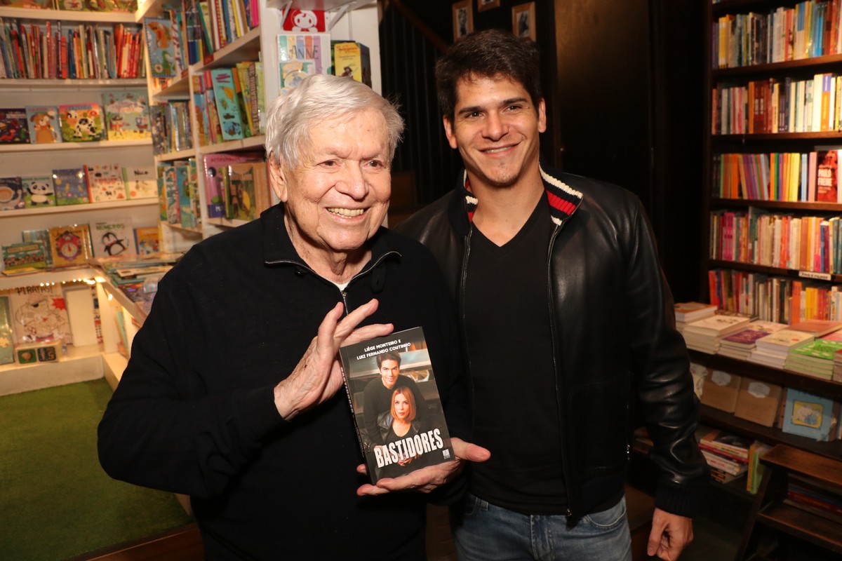 Boni faz primeira aparição após infarto e vai a evento com o filho