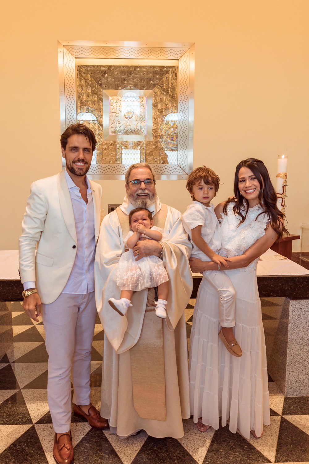 Thiago Arancam e Aline Frare batizam Angelina, de sete meses, em São Paulo