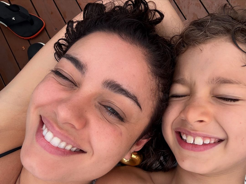 Na Bahia, Sophie Charlotte e Xamã posam coladinhos em dia de praia; vídeos