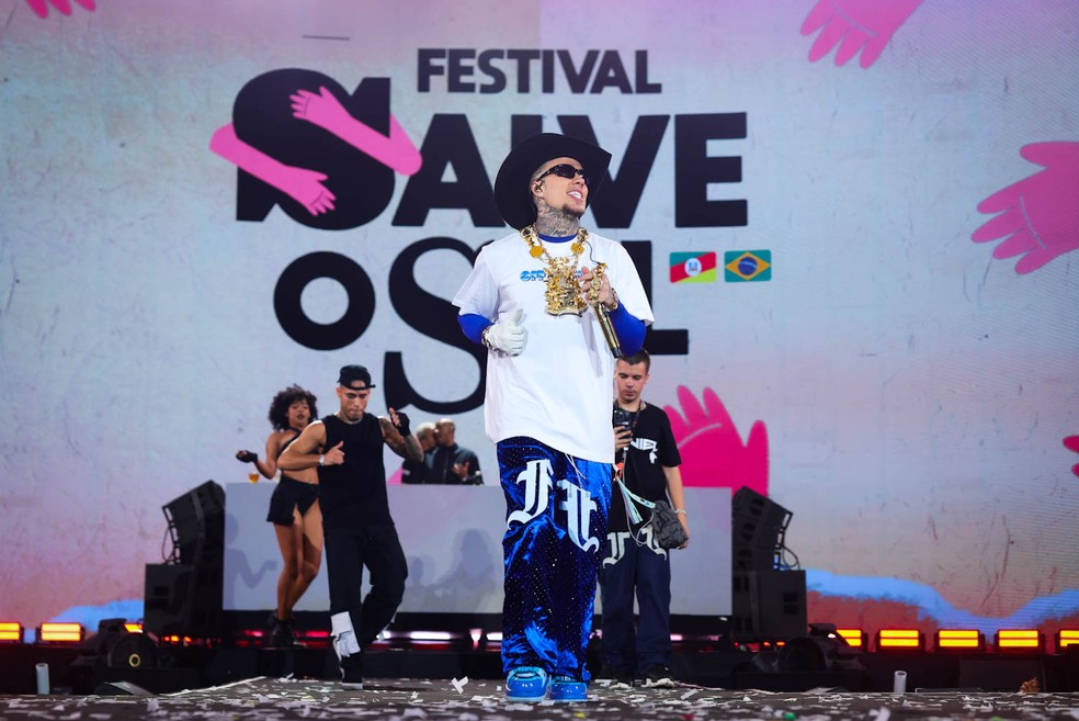 MC Daniel faz aparição pública rara com mãe e os dois irmãos