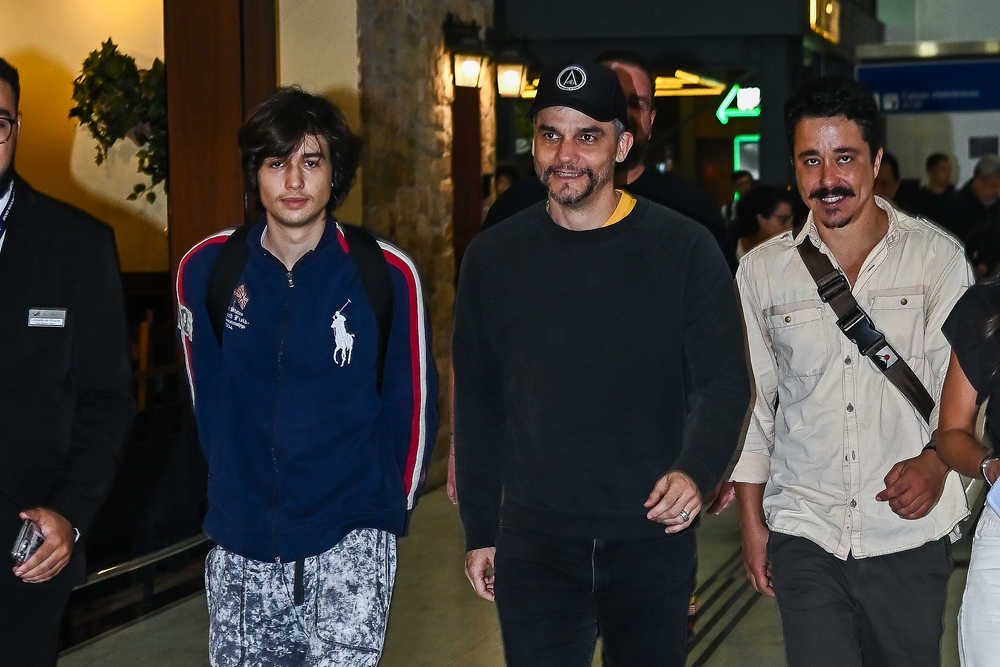 Em rara aparição juntos, Wagner Moura se despede de filho em aeroporto ...