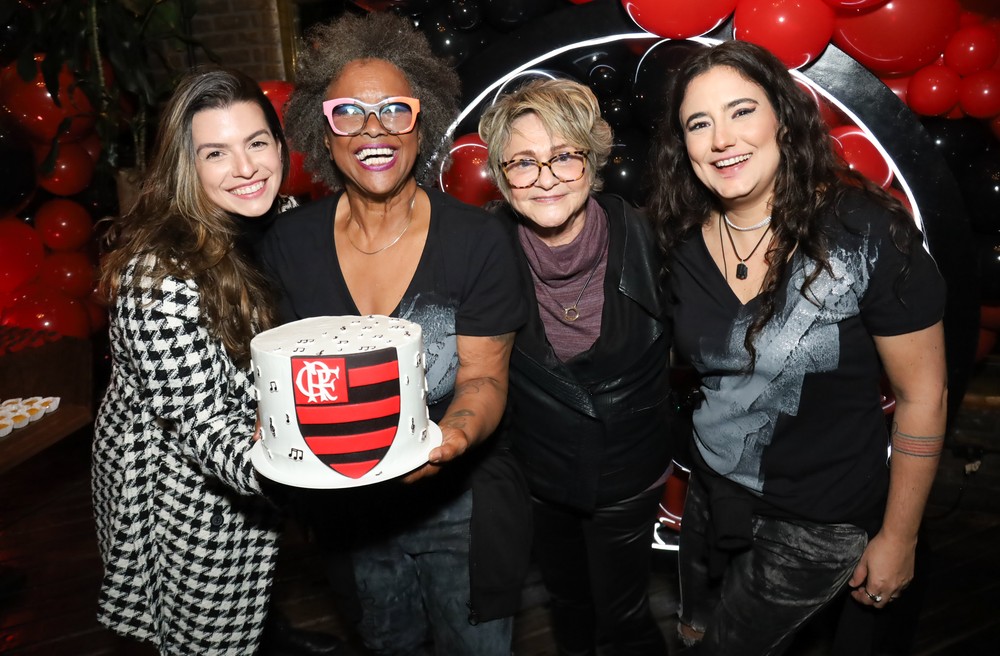 Sandra Sá ganha beijo de sua mulher ao celebrar aniversário no palco