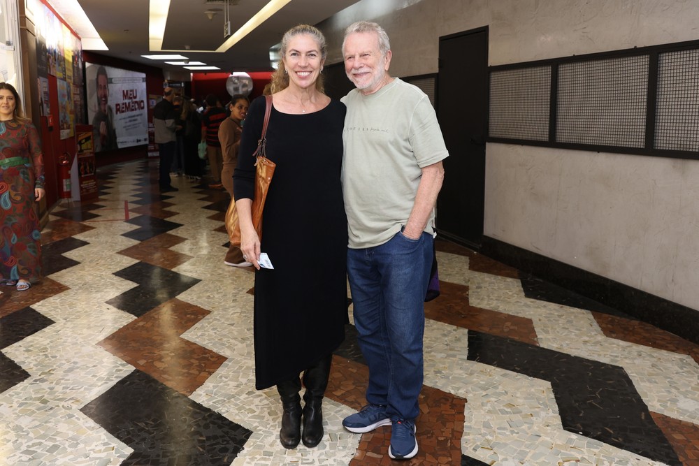 Jonas Bloch surge sorridente ao lado da esposa em estreia de peça no Rio