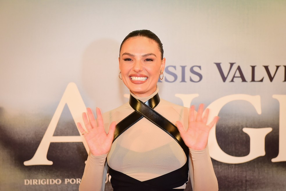 Isis Valverde aposta em look transparente para estreia de filme 'Angela ...
