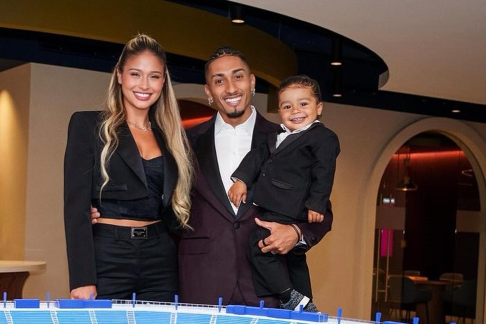 Raphinha e esposa falam sobre interesse do filho de 2 anos pelo futebol ...