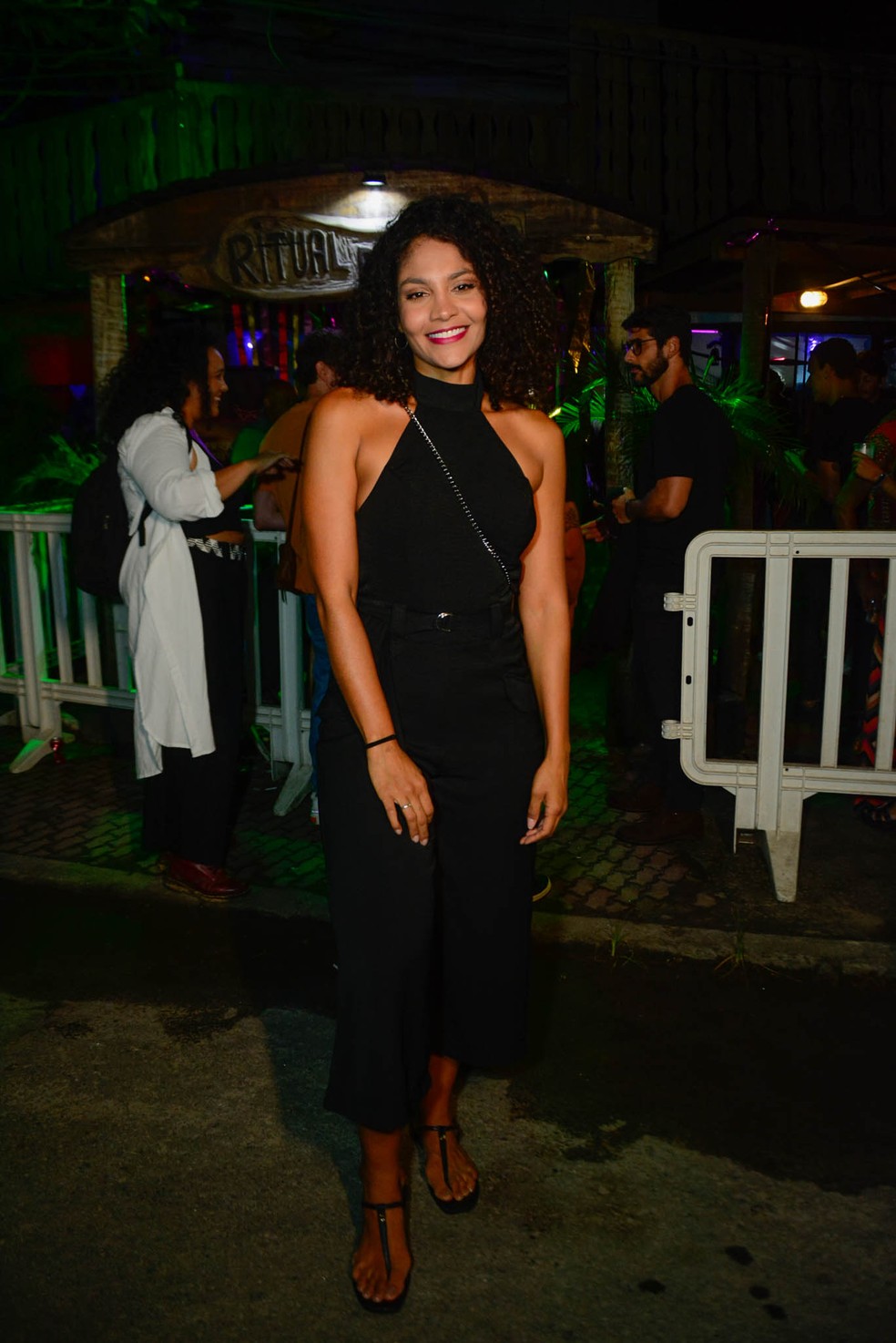 Barbara Reis, a vilã Débora 'Todas as Flores', troca beijos com o noivo