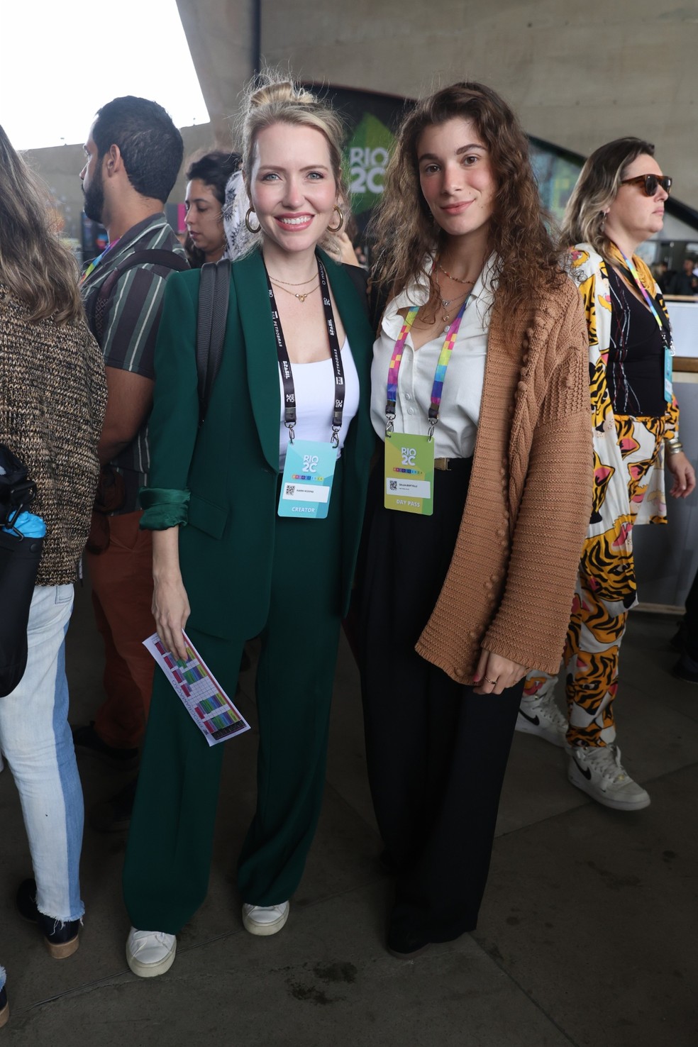 Juliana Paes usa boné de Senna e é prestigiada por famosos na Rio 2C