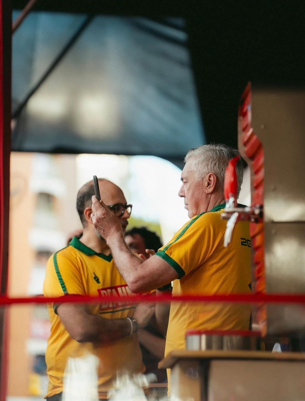Técnico da Seleção Brasileira, Carlo Ancelotti curte o Carnaval em ...