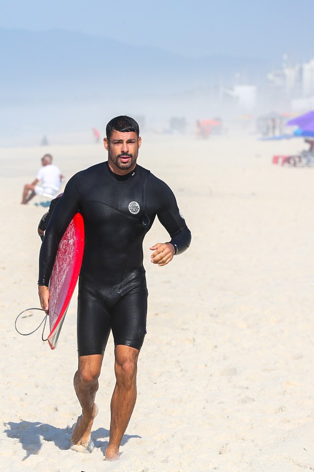 Cauã Reymond mostra o shape e encara ondas em dia de calorão no Rio