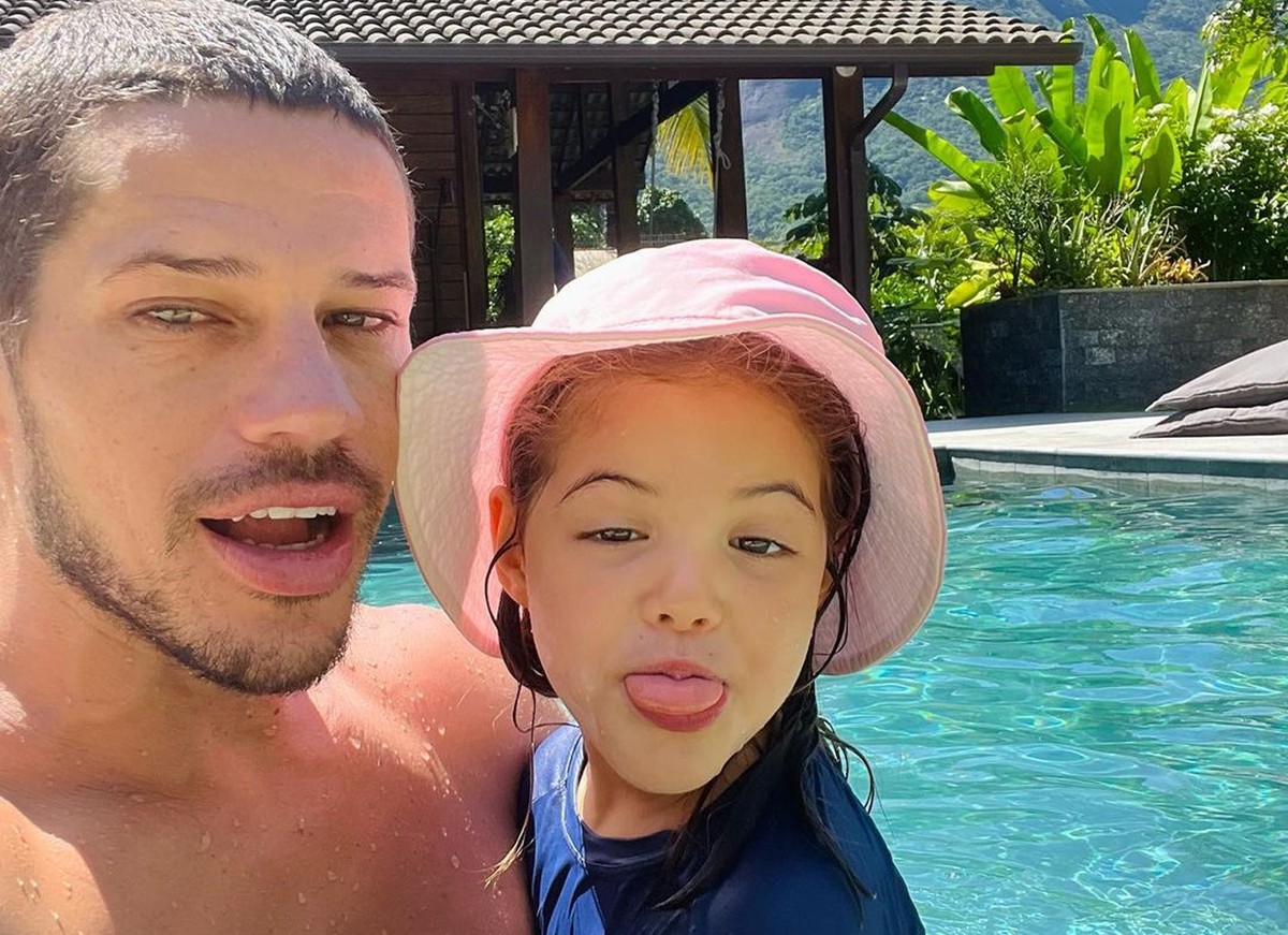 José Loreto dança, canta e se diverte em piscina com a filha: 'Meu ...