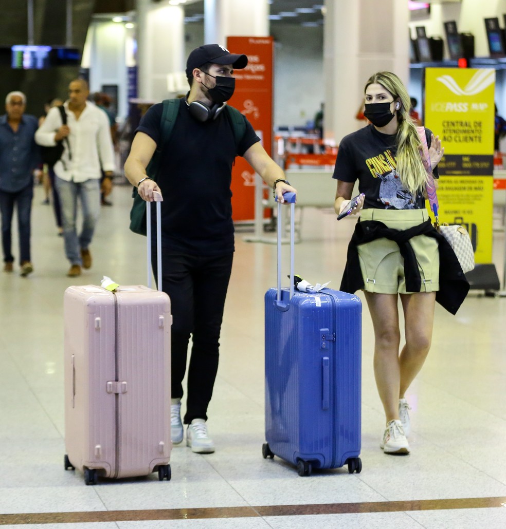 Recém-casados, Dani Calabresa e Richard Neuman desembarcam no RJ