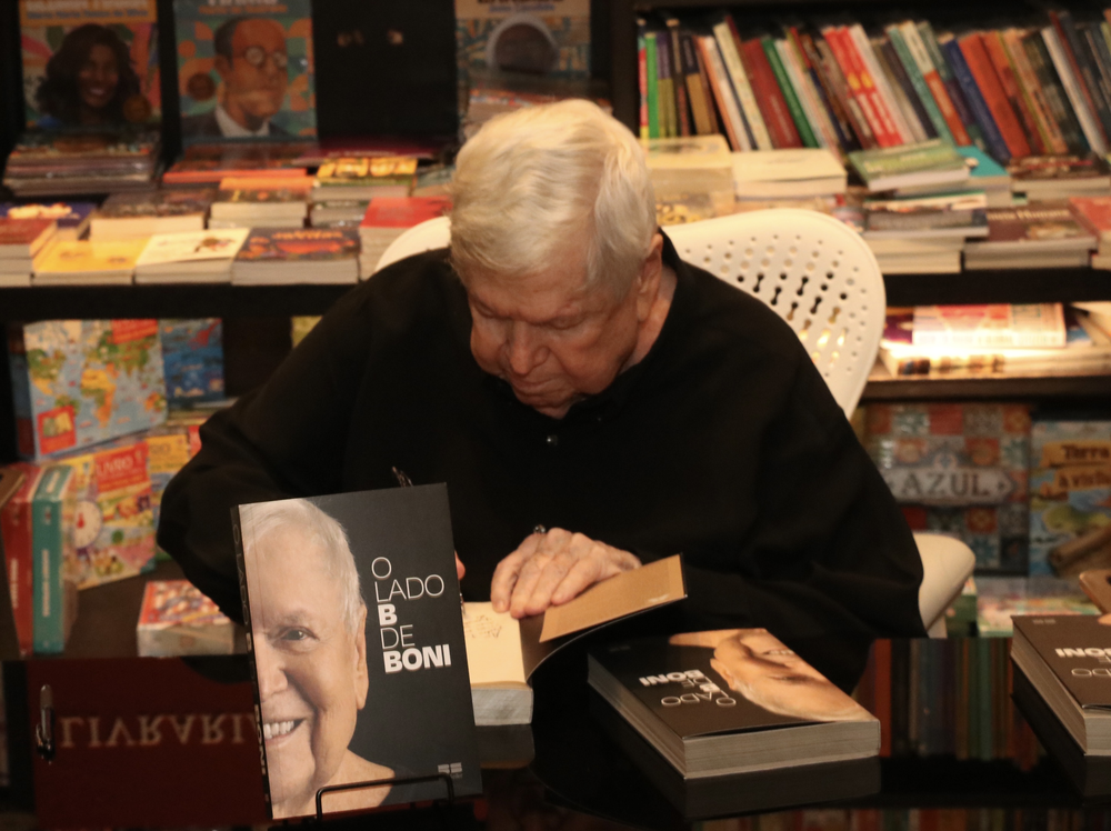 Boni lança livro na Zona Sul do Rio de Janeiro com presença de famosos