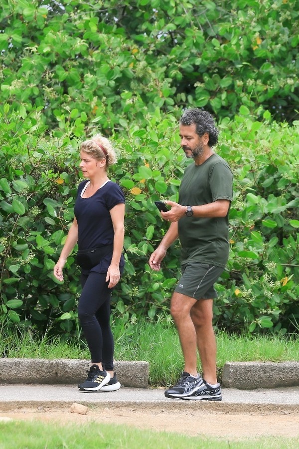 Marcos Palmeira passeia com a mulher pela orla da Lagoa no Rio
