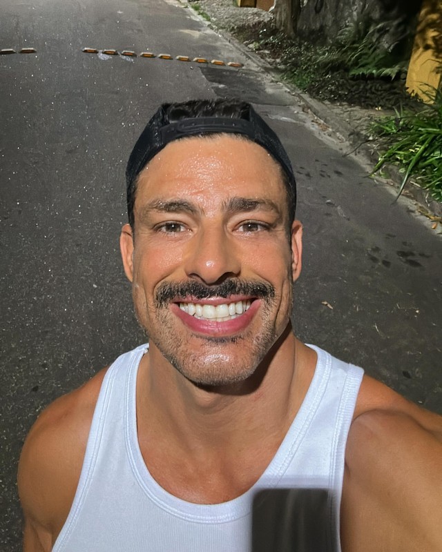 Cauã Reymond muda o visual e agita web: 'Lancei o bigodinho'; confira