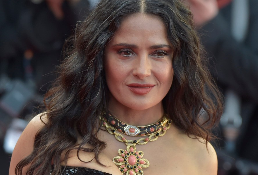 Foto: Salma Hayek sofre queda ao descer de barco e é socorrida pelo marido durante férias em Ibiza