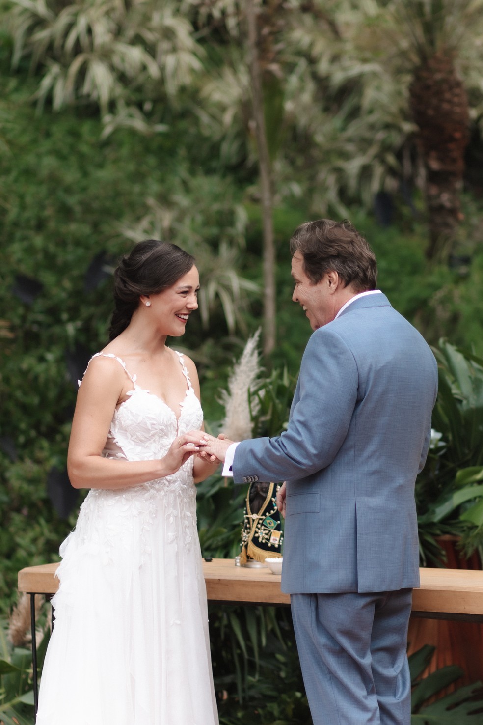 Adriana Birolli se casa com Ivan Zettel no Rio; veja fotos