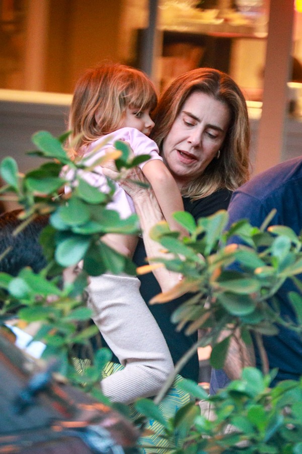 Discreta, Maitê Proença faz aparição rara com a filha, a neta e o genro