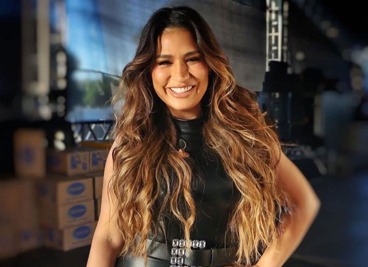 Simone Mendes surge em show com macacão de R$ 89,90 e diz que não gasta ...
