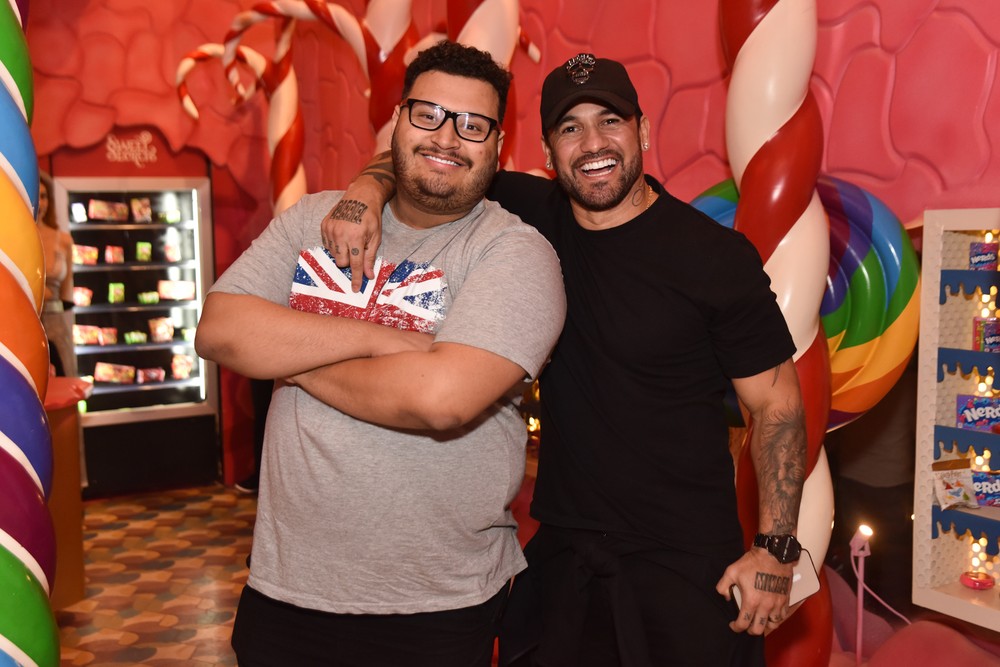 Com o irmão gêmeo, Gui Napolitano comemora aniversário e reúne famosos