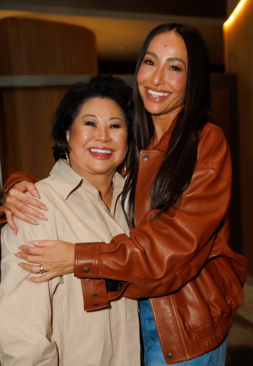 Sabrina Sato leva mãe, Kika, às compras no Dia das Mães — Foto: Clayton ...