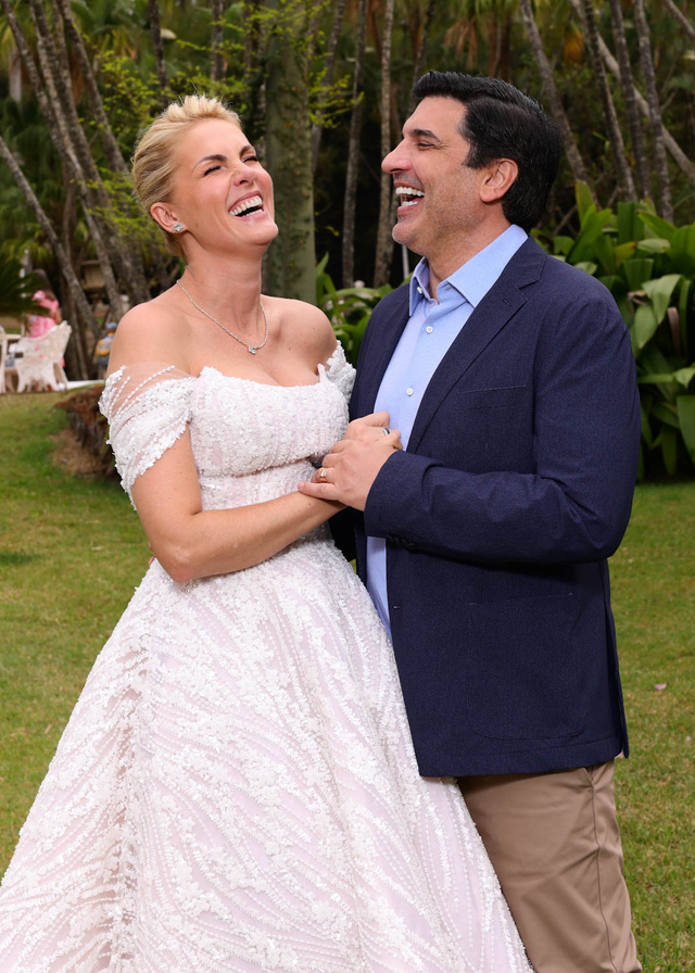 Edu Guedes e Ana Hickmann fazem cerimônia de noivado ao lado dos filhos ...