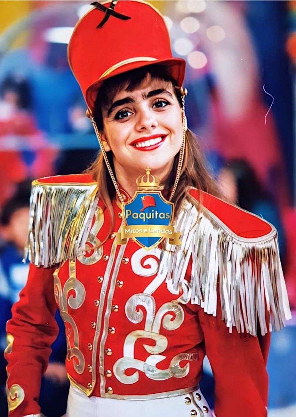 Ana Paula Guimarães, a ex-paquita Catuxa, troca beijos com marido em dia de praia