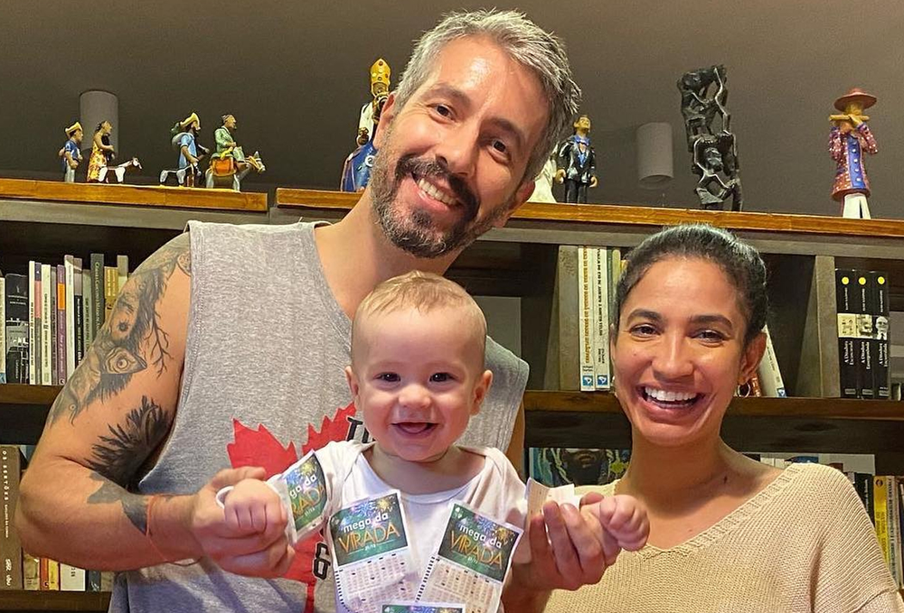 Danilo Vieira, repórter da TV Globo, mostra tanquinho em selfie; foto