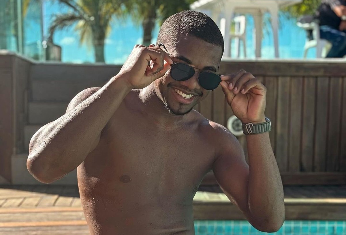 Davi posa à beira de piscina e filosofa sobre viver o presente; vídeo