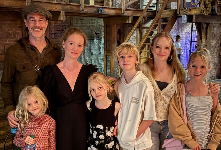 Tratando câncer, astro de 'Dawson´s Creek' vai com esposa e cinco dos seis filhos ao teatro