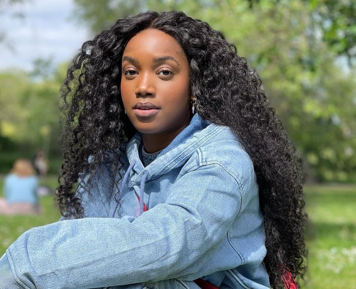 IZA posa com look all jeans em parque de Londres, e ganha chuva de elogios