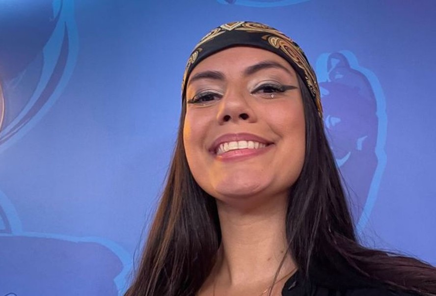 Ex-BBB Fernanda Bande comemora os 2 milhões de seguidores nas redes