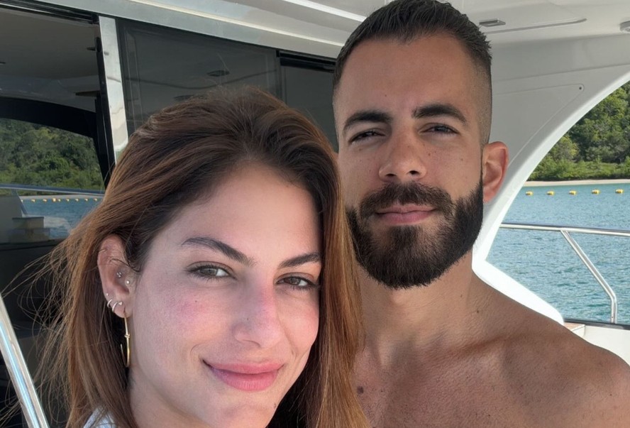 Mari Gonzalez curte passeio romântico de barco com Pipo Marques
