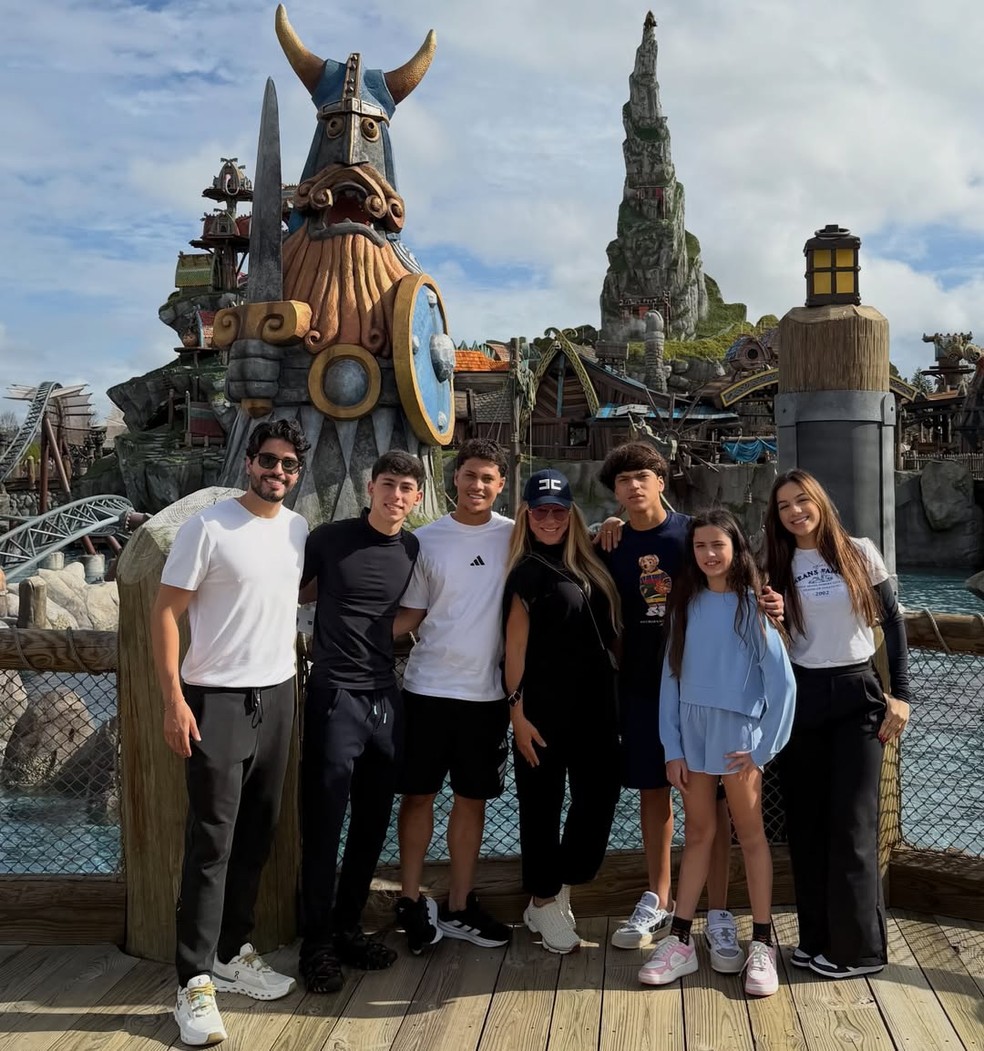 Ex de Hulk, Iran Ângelo, se declara ao noivo na Disney: 'Coração leve'