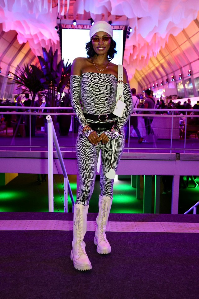 Solteira, Tina Calamba diz que 'pega todo mundo' e entrega mensagens de ...