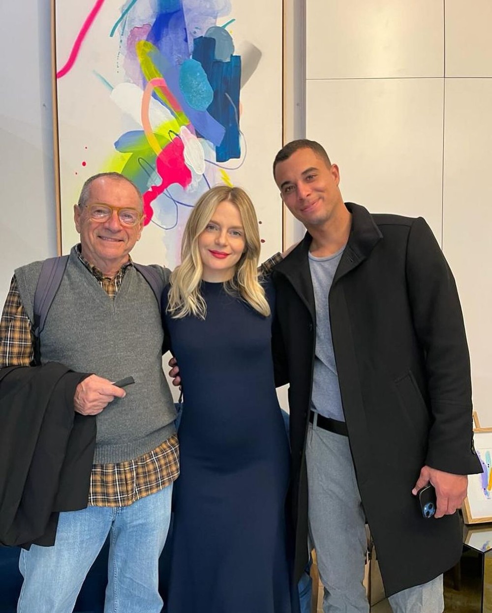 Vitória Frate confirma gravidez e famosas a parabenizam