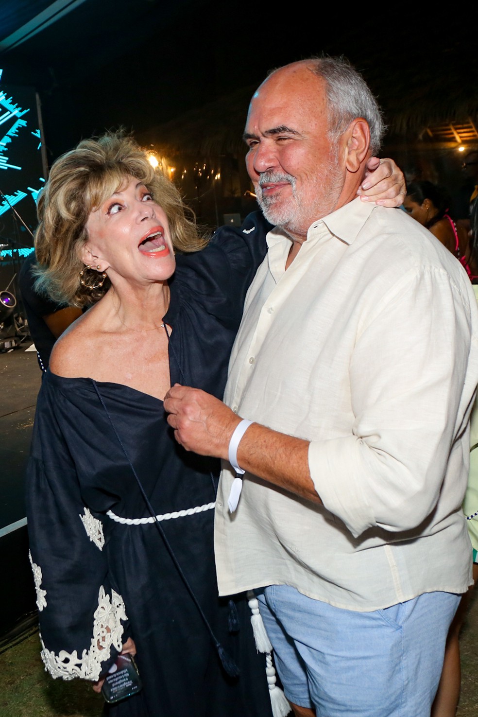 Silvia Poppovic troca beijos com o novo namorado em show na Bahia; fotos