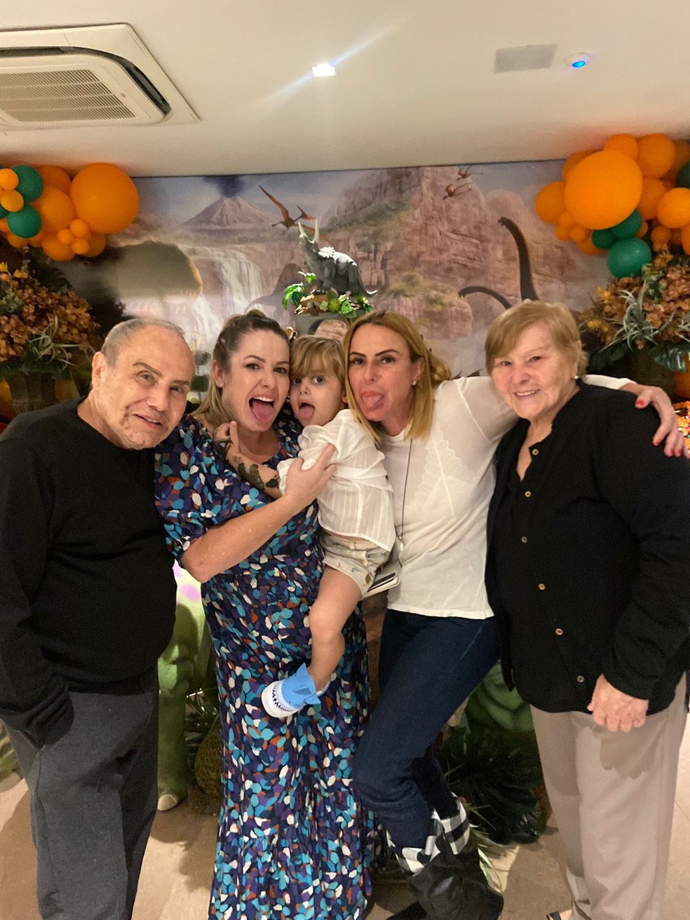 Stênio Garcia participou de festa logo após harmonização facial ...